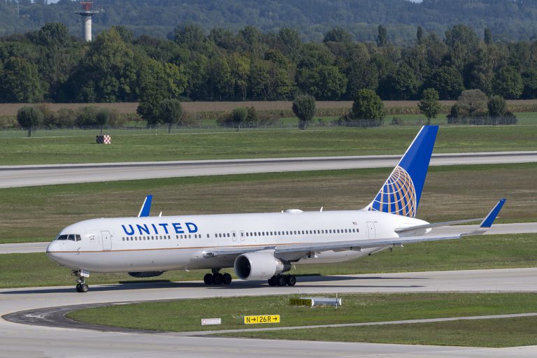 United Airlines Viert 20 Jaar New York-Genève Vluchten - Vlucht Volgen